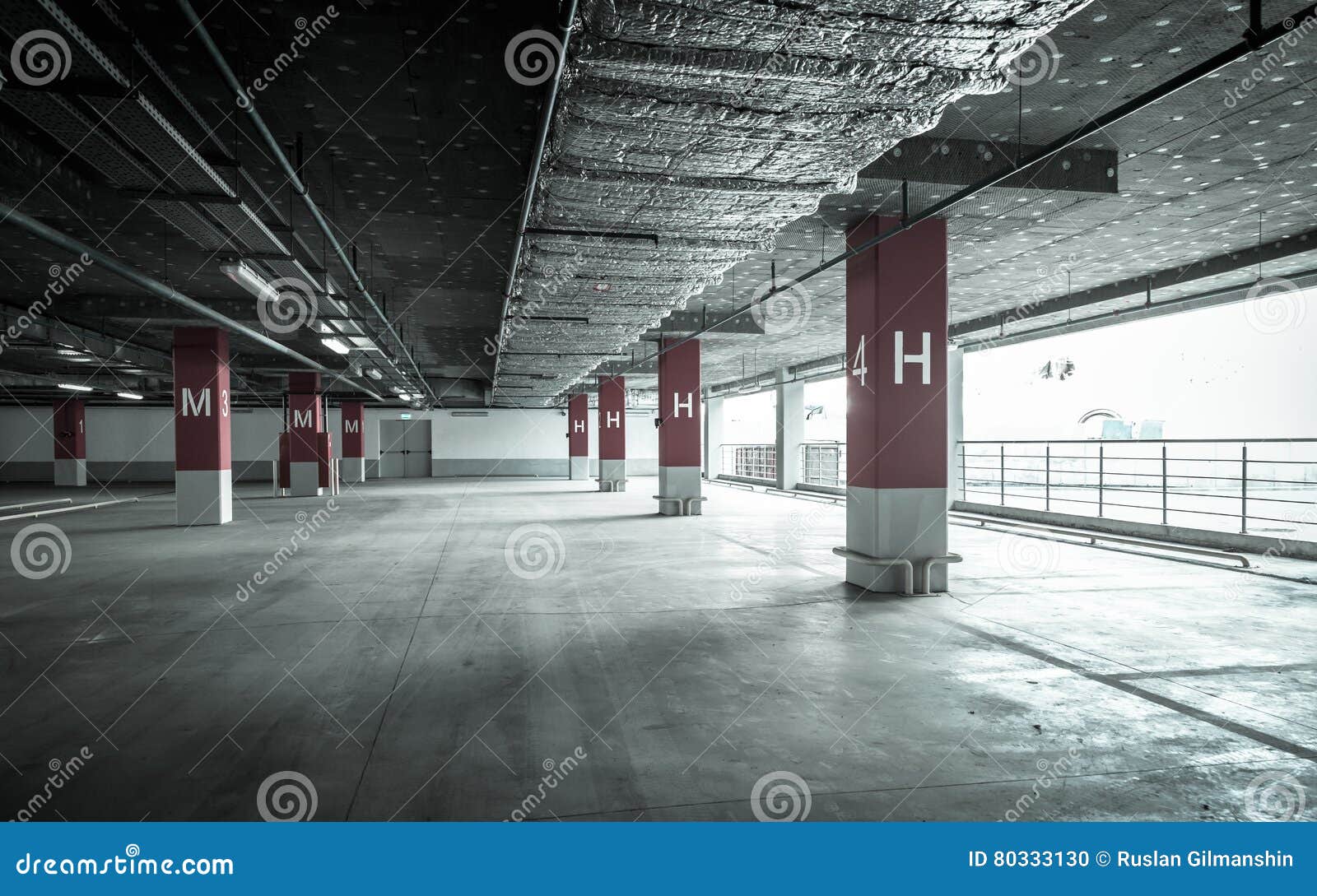 Empty Underground Parking Lot, Large Grunge Car Park Garage Interior ...