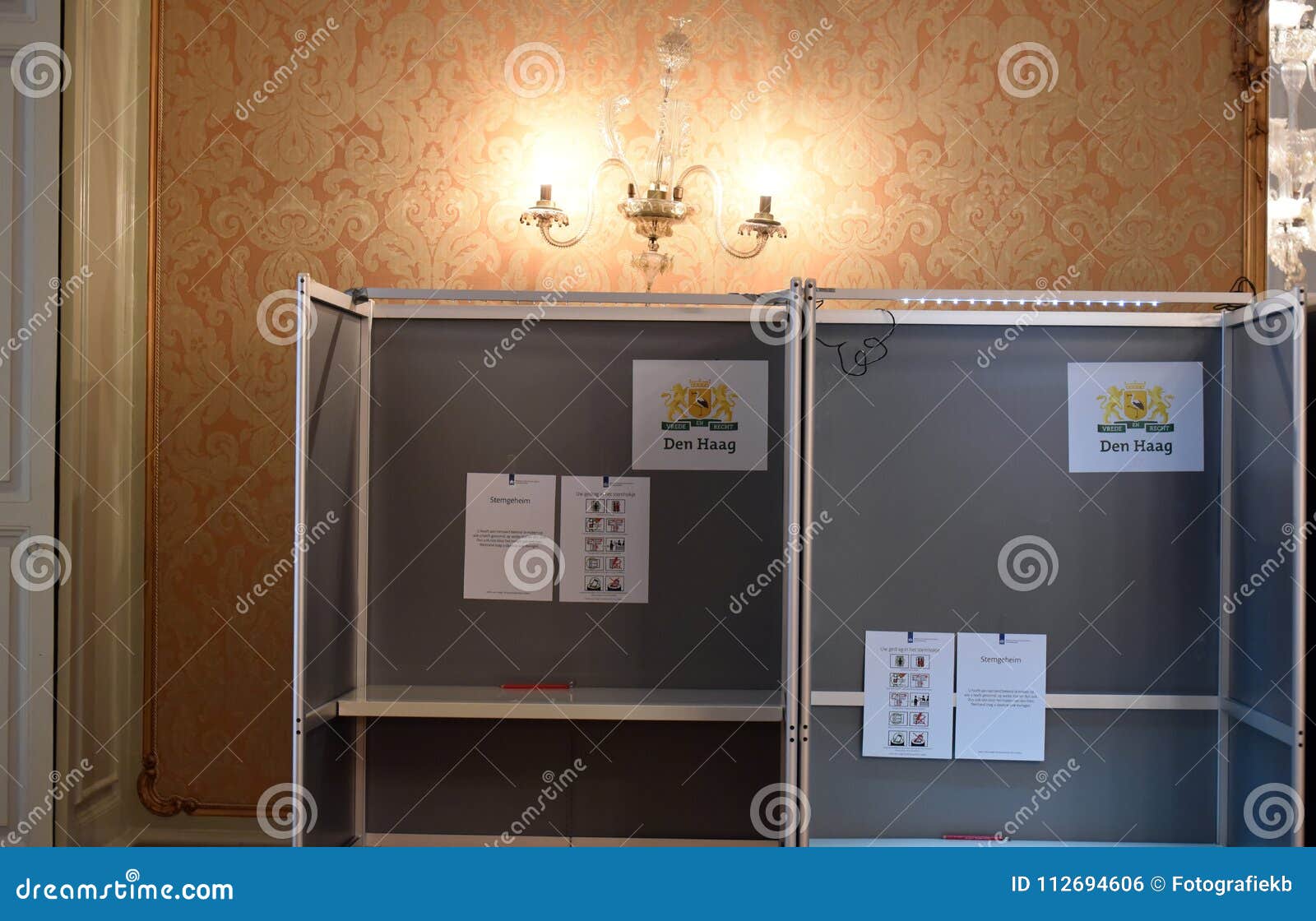 Empty voting booths editorial photo. Image of stemmen - 112694606
