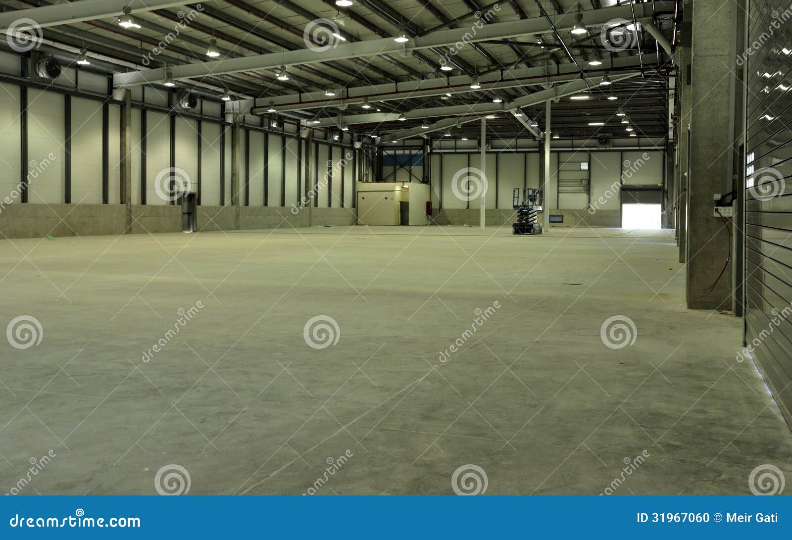 Empty warehouse stock photo. Image of depot, roomette - 31967060