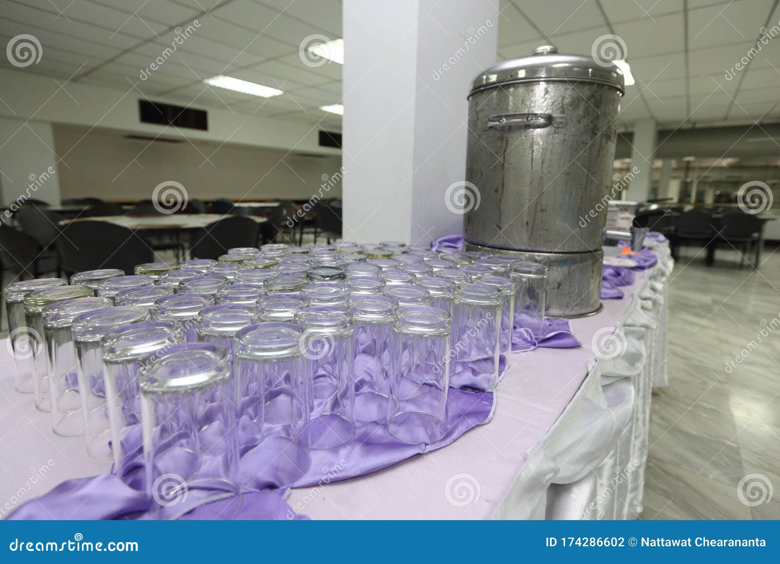 Empty Water Drink Glass with Cool Tank , Buffet Catering for Group ...