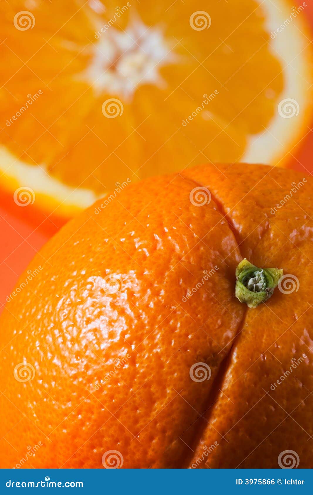 En Apelsin, En - Halv Apelsin Bild. Bild: 3975866