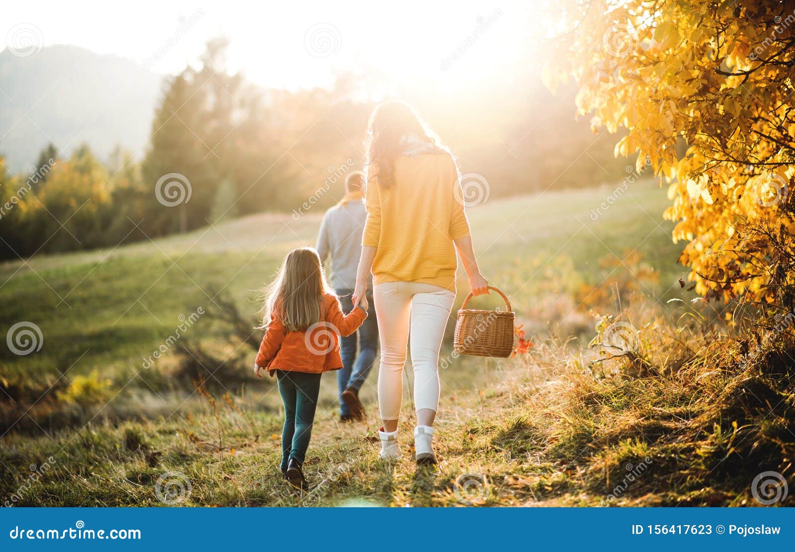 En Baksida Av Familjen Med Små Barn På En Promenad På Hösten ... En Baksida Av Familjen Med Små Barn På En Promenad På Hösten ...