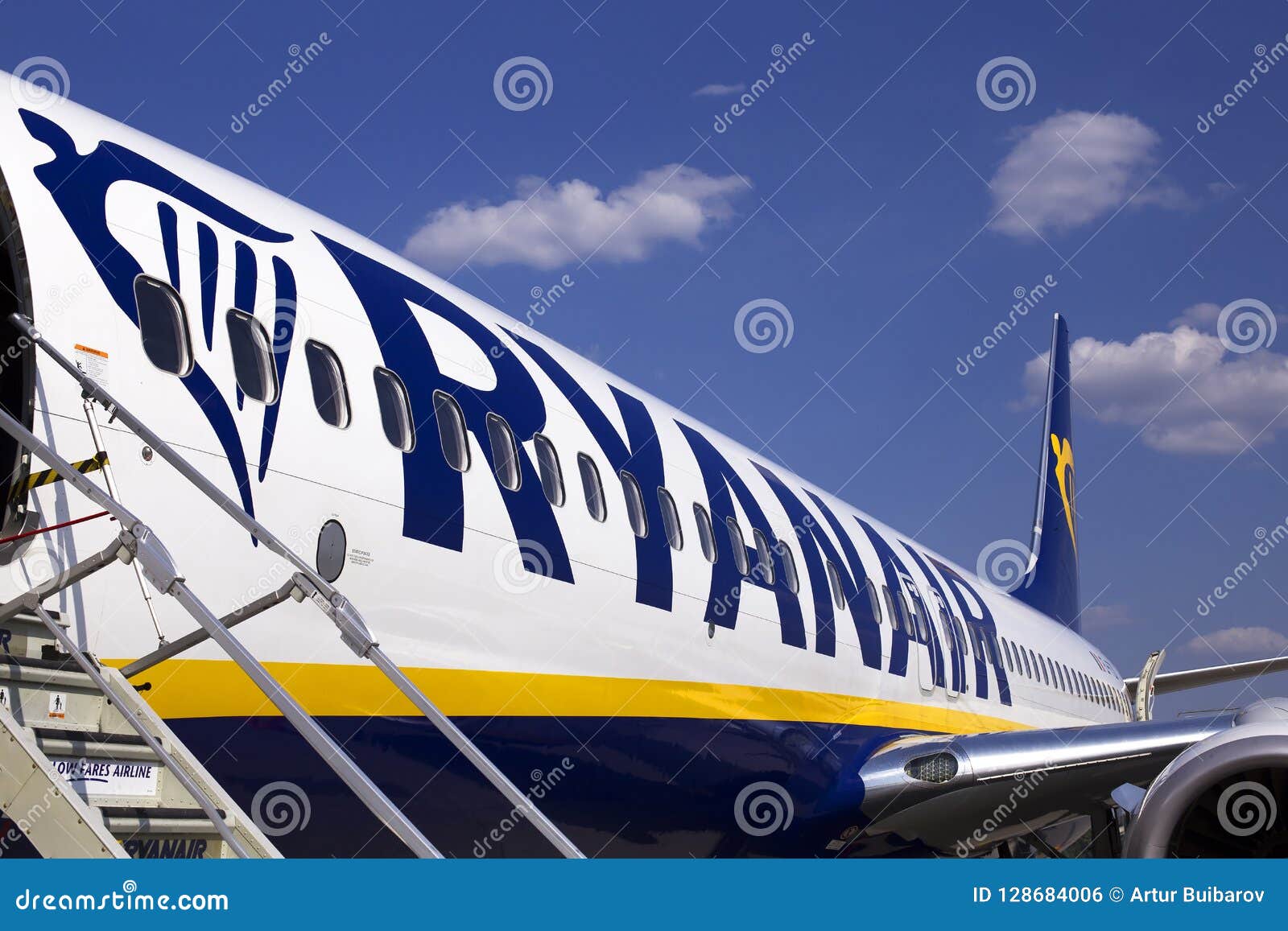 En Del Av Ryanair Boeing 737-800 Flygplan Med Logo Redaktionell Bild ...