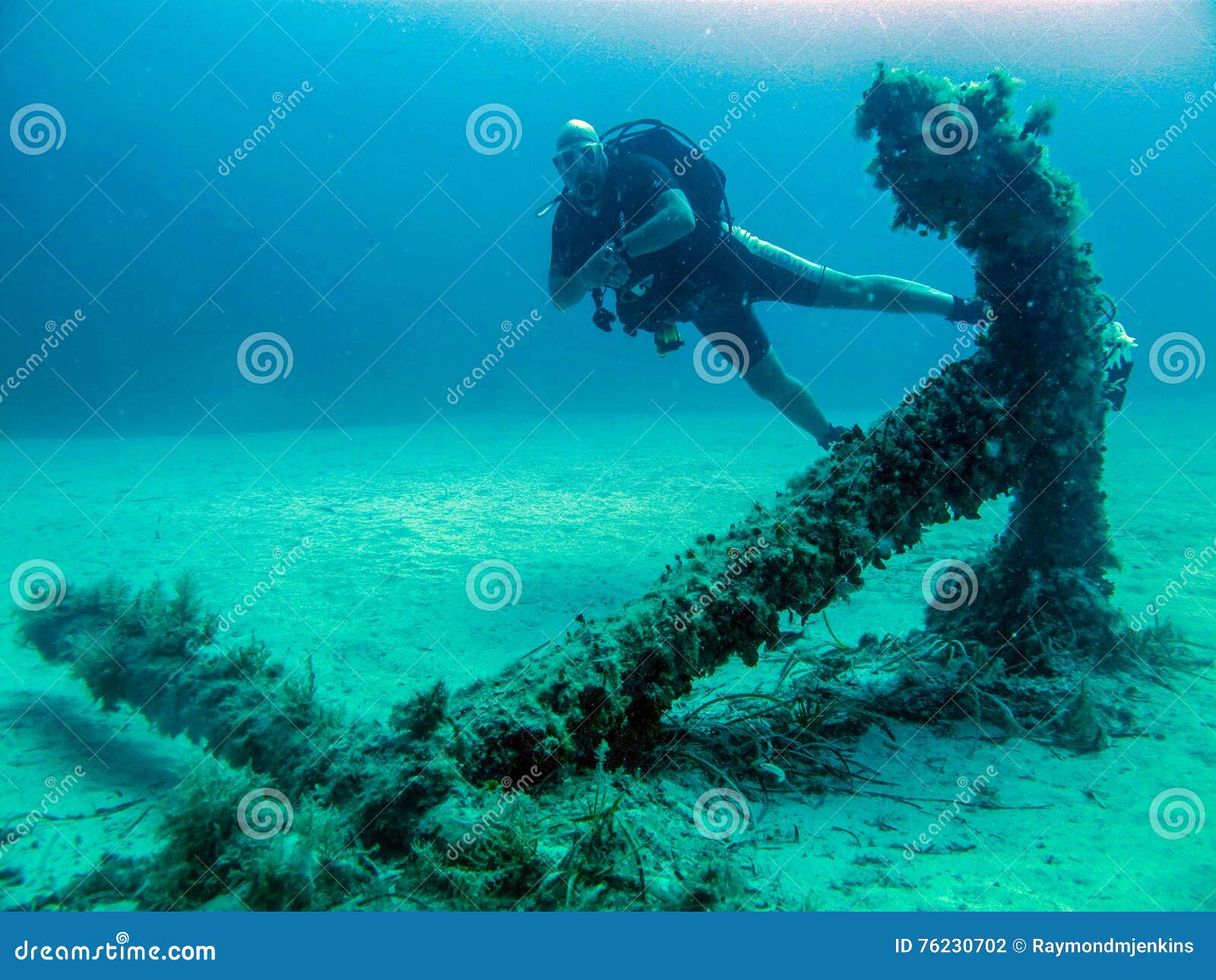 En dykare och ett ankare redaktionell arkivbild. Bild av dyka - 76230702