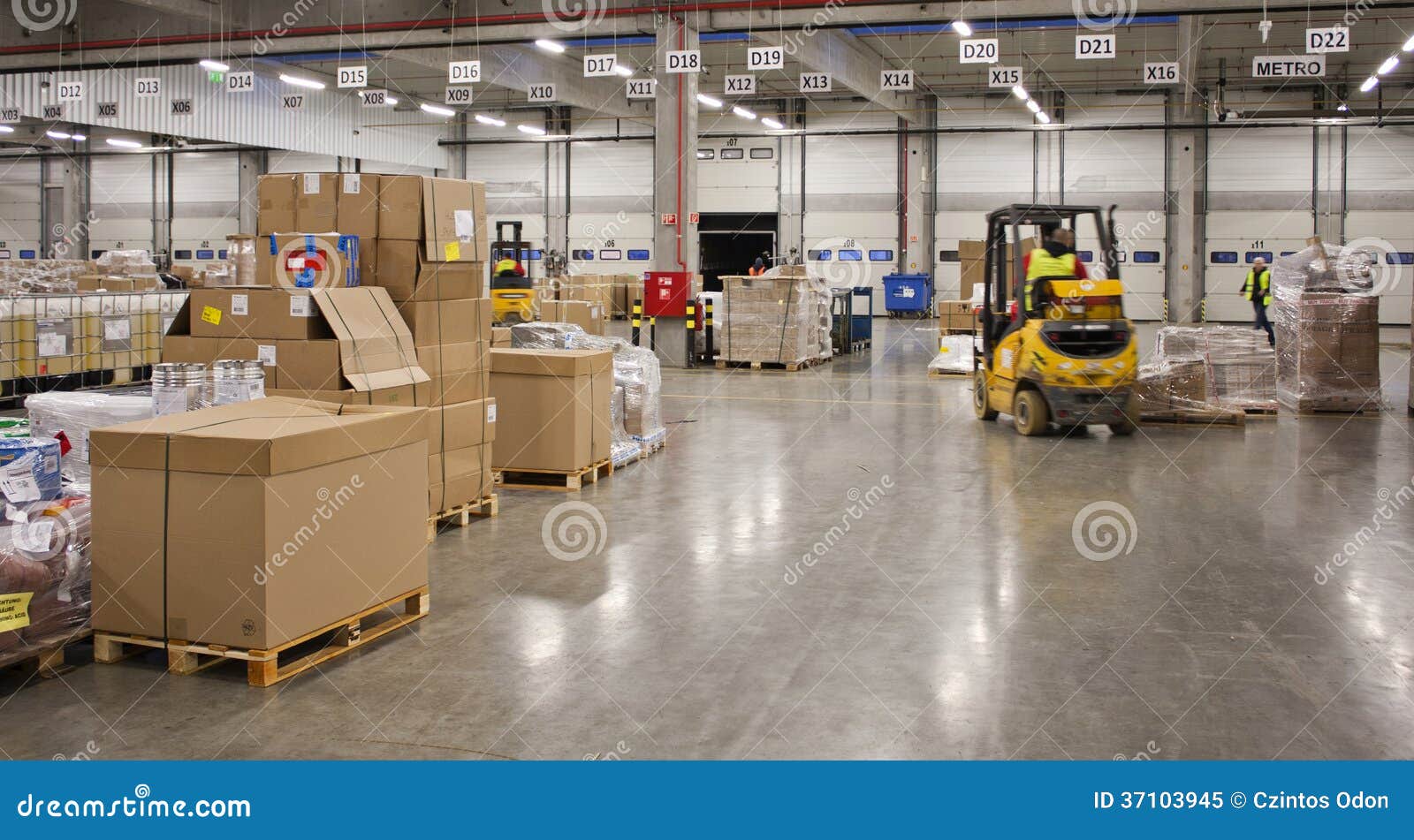 En el almacén grande imagen de archivo. Imagen de carro - 37103945