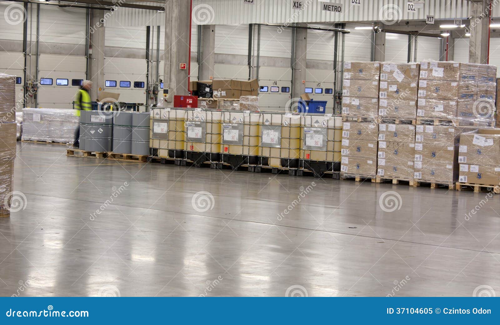 En el almacén grande imagen de archivo. Imagen de industria - 37104605