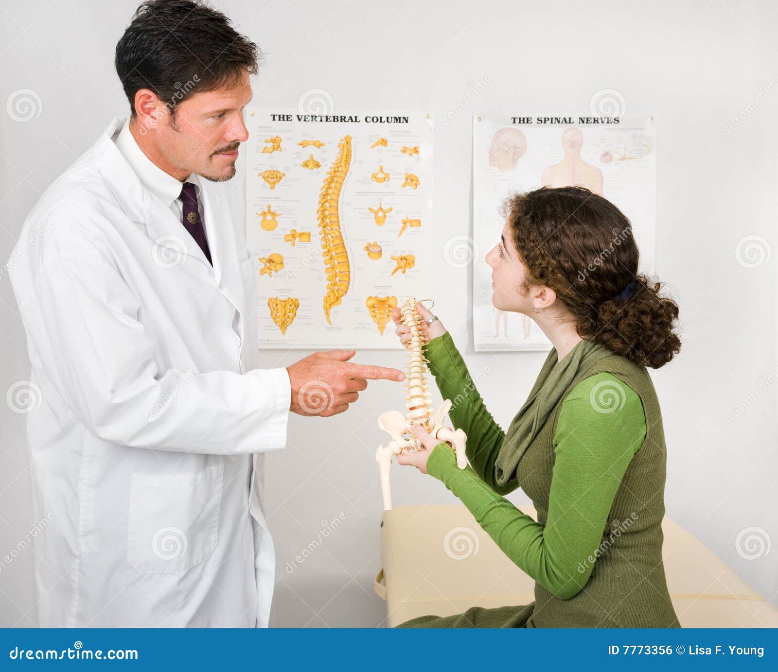 En el Chiropractor foto de archivo. Imagen de terapia - 7773356