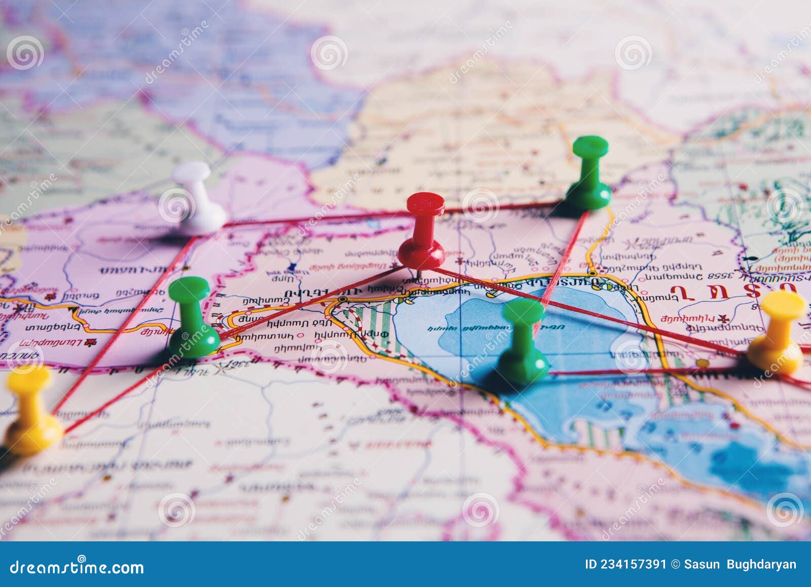 En El Mapa Con Pines Conectados Con Un Subproceso Imagen de archivo ...
