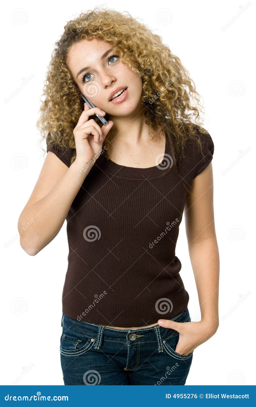 En el teléfono foto de archivo. Imagen de charla, ocasional - 4955276