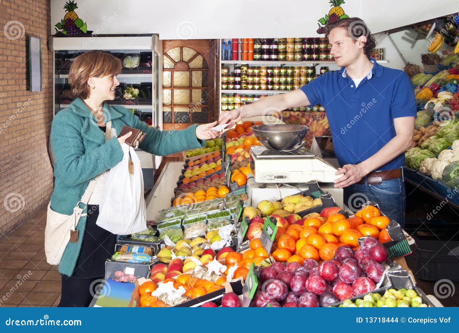 En el verdulero foto de archivo. Imagen de servicio, bolsos - 13718444