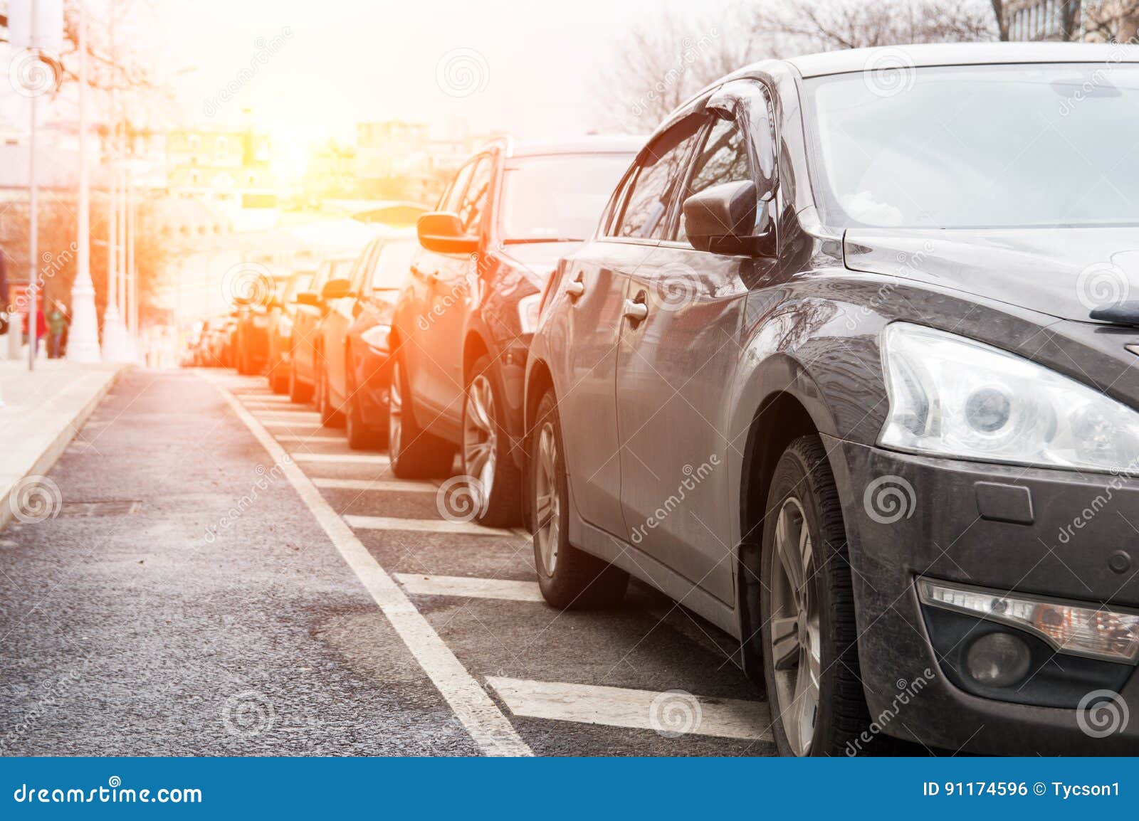 En fila coches parqueados foto de archivo. Imagen de camino - 91174596