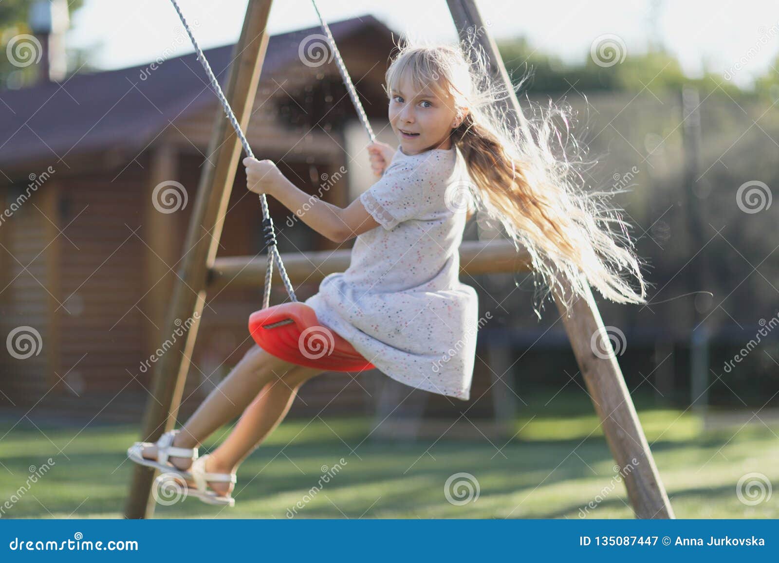 En Flicka På En Gunga På En Lekplats Fotografering för Bildbyråer ...