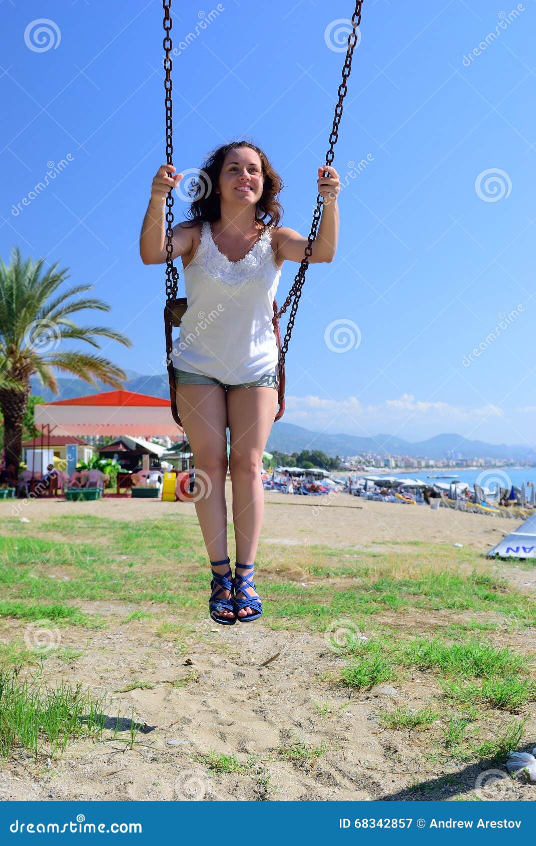 En Flicka Som Rider En Gunga Fotografering för Bildbyråer - Bild av ...