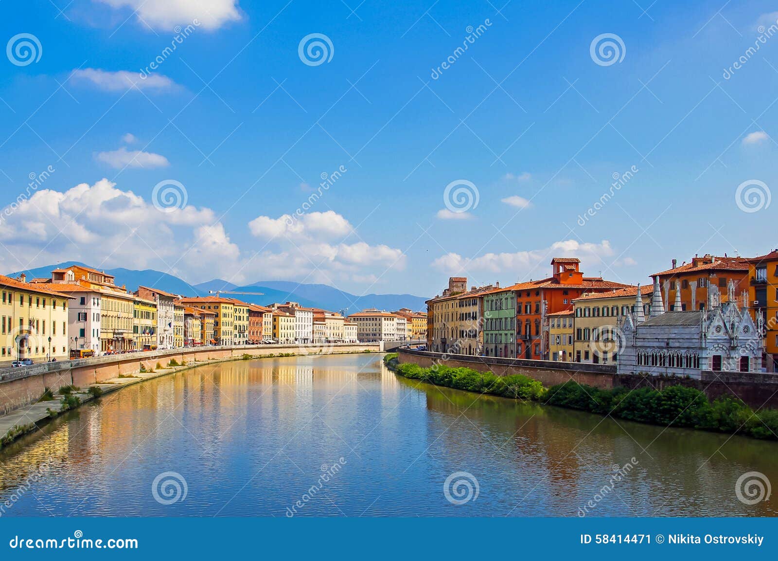 En flod i Pisa fotografering för bildbyråer. Bild av kyrka - 58414471