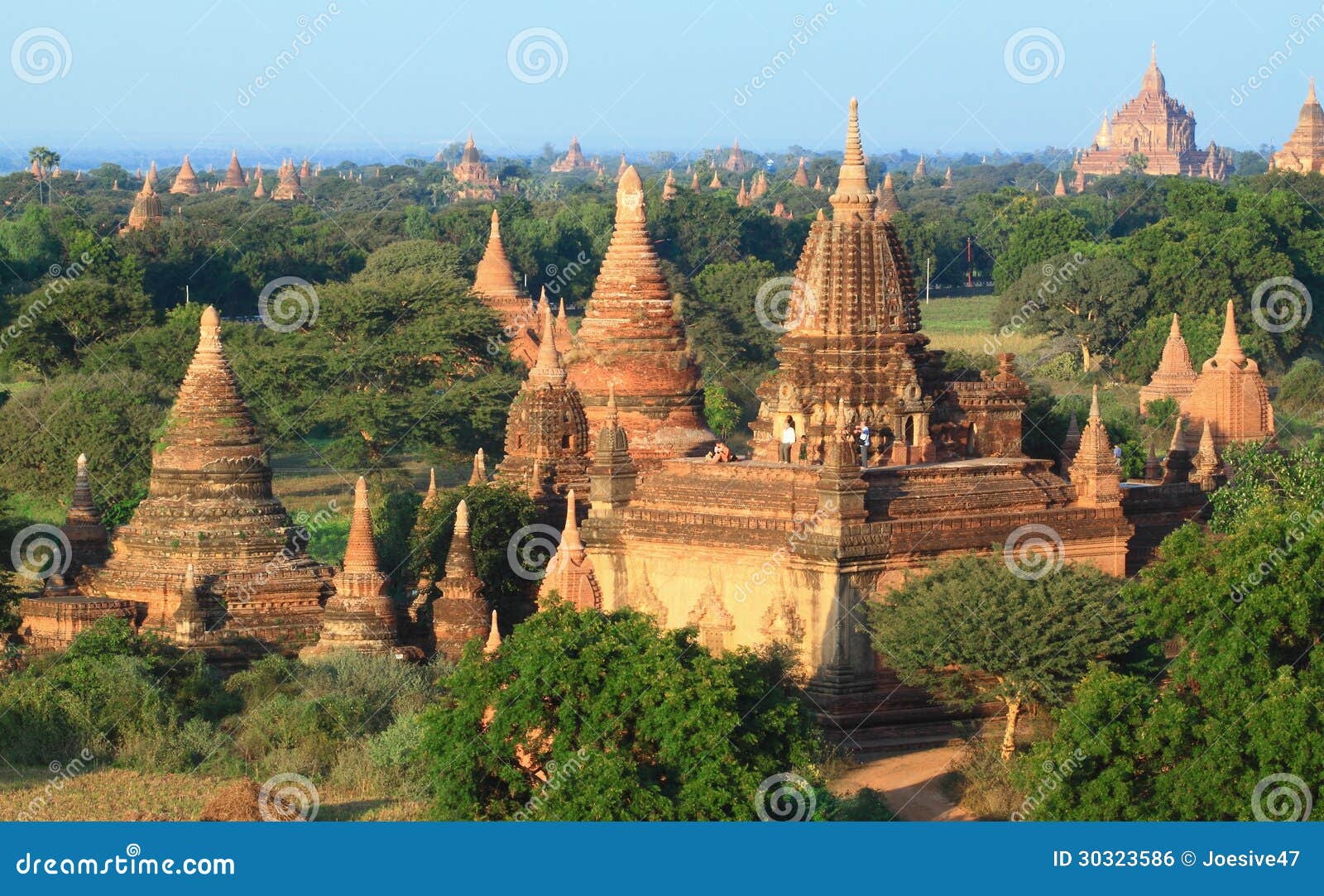 En Grupp Av Bagan Pagoder I Myanmar Arkivfoto - Bild av arkeologi ...
