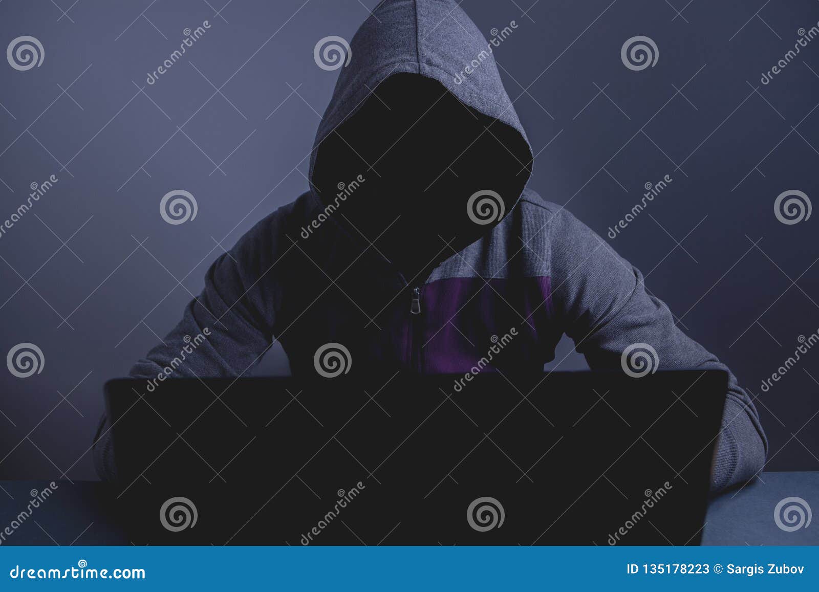 En hacker som hackar PC fotografering för bildbyråer. Bild av mörkt ...