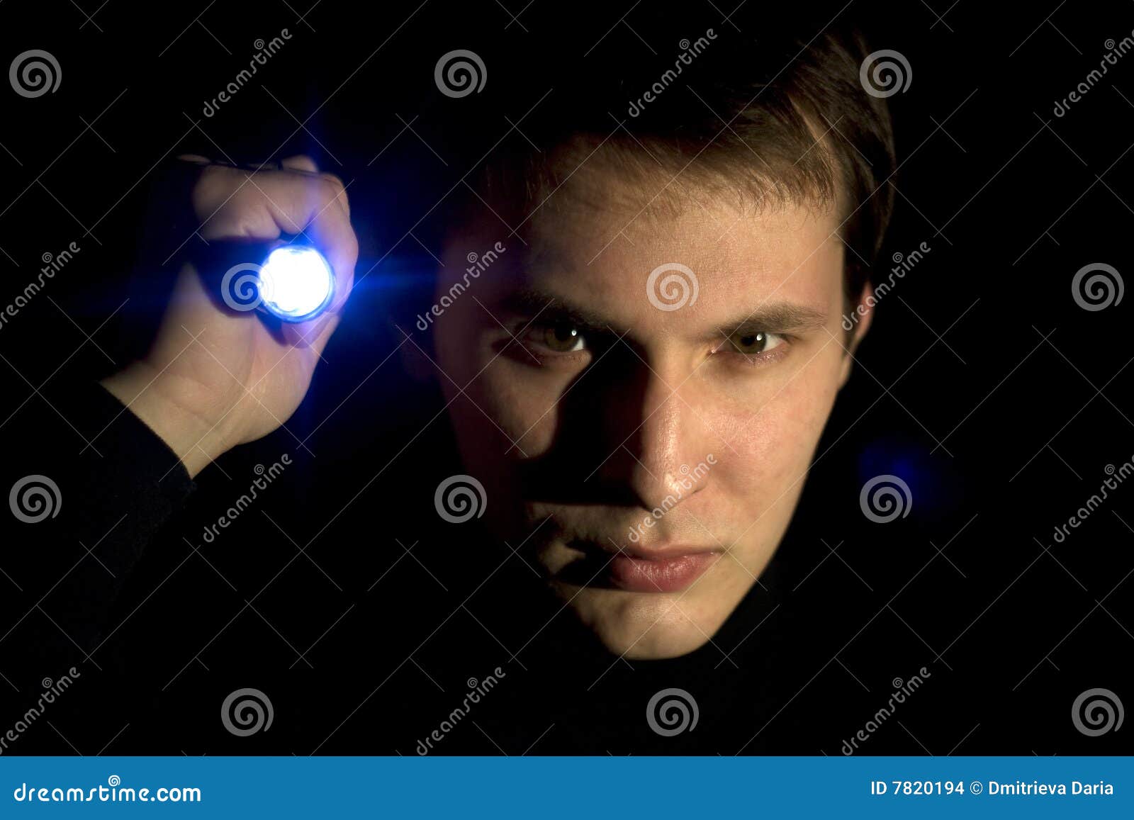 En la obscuridad foto de archivo. Imagen de hombre, oscuro - 7820194