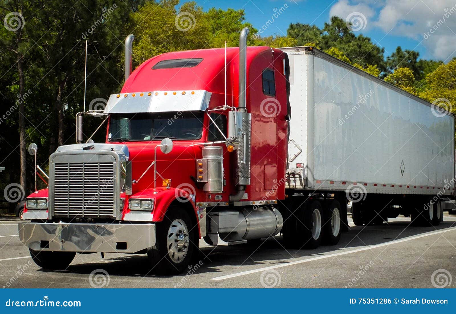 En Laddad Amerikansk Lastbil Redaktionell Bild - Bild av fraktar, tungt ...