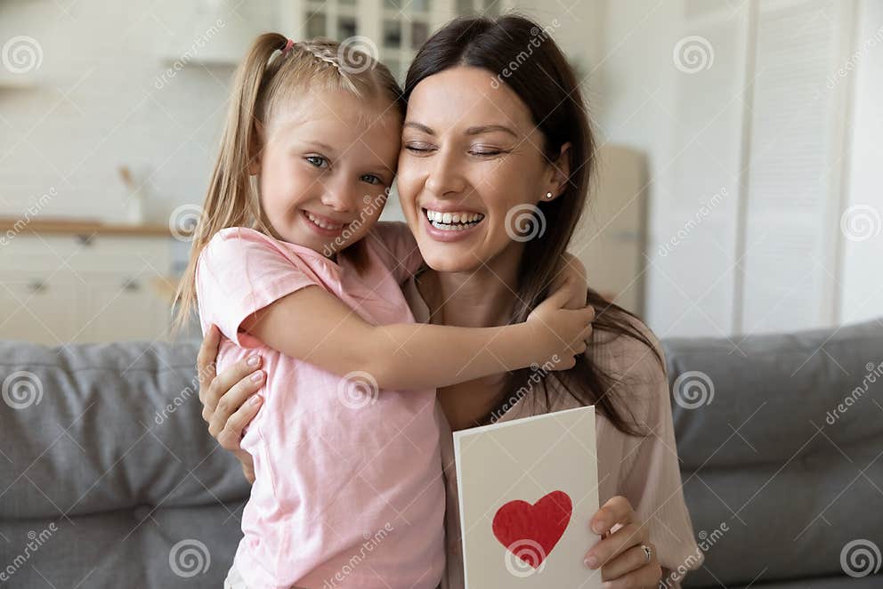 En Liten Dotter Som Gratulerar En Glad Stolt Mamma Med Födelsedag