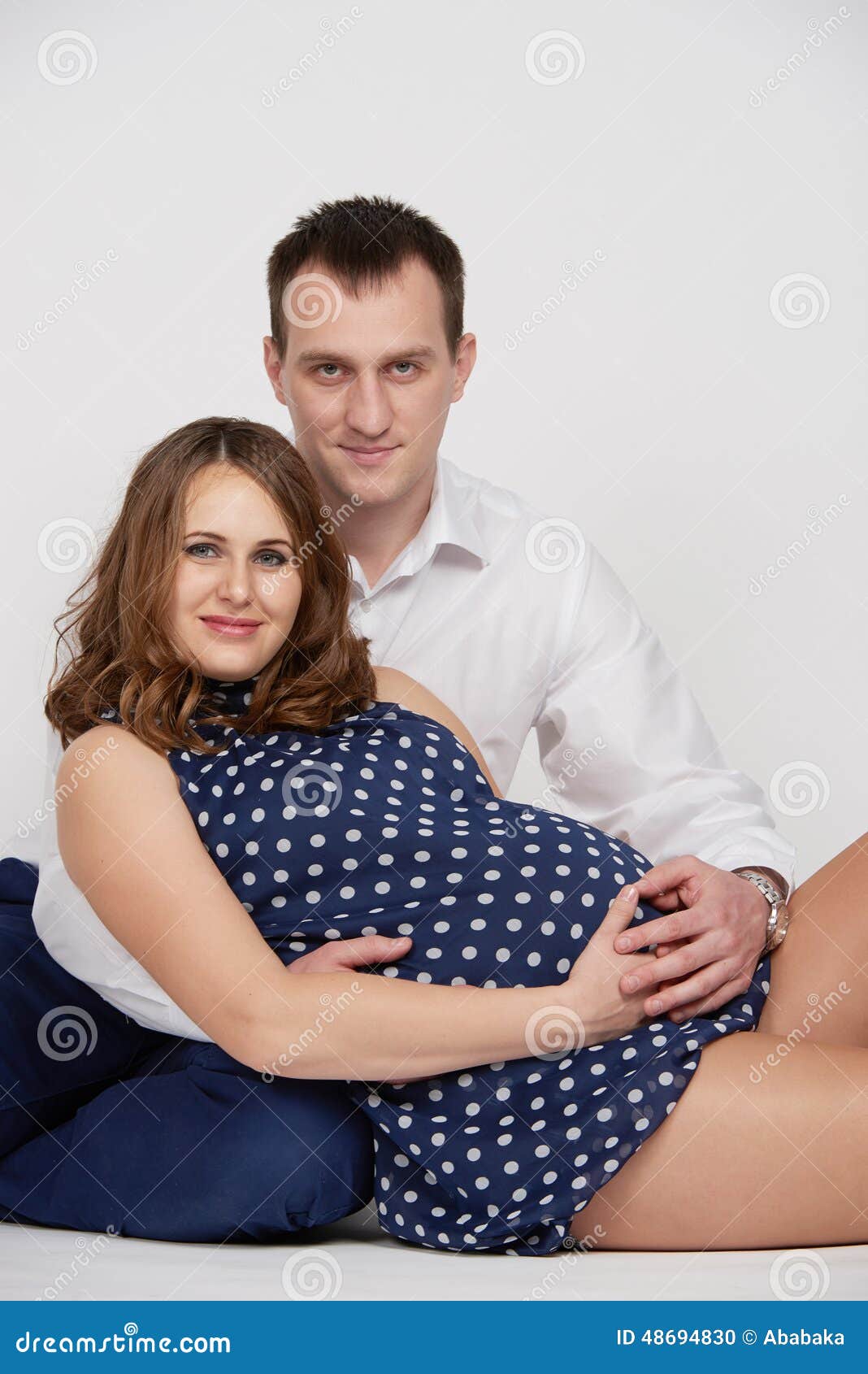 En Man Med En Gravid Kvinna Arkivfoto - Bild av lyckligt, stängning ...