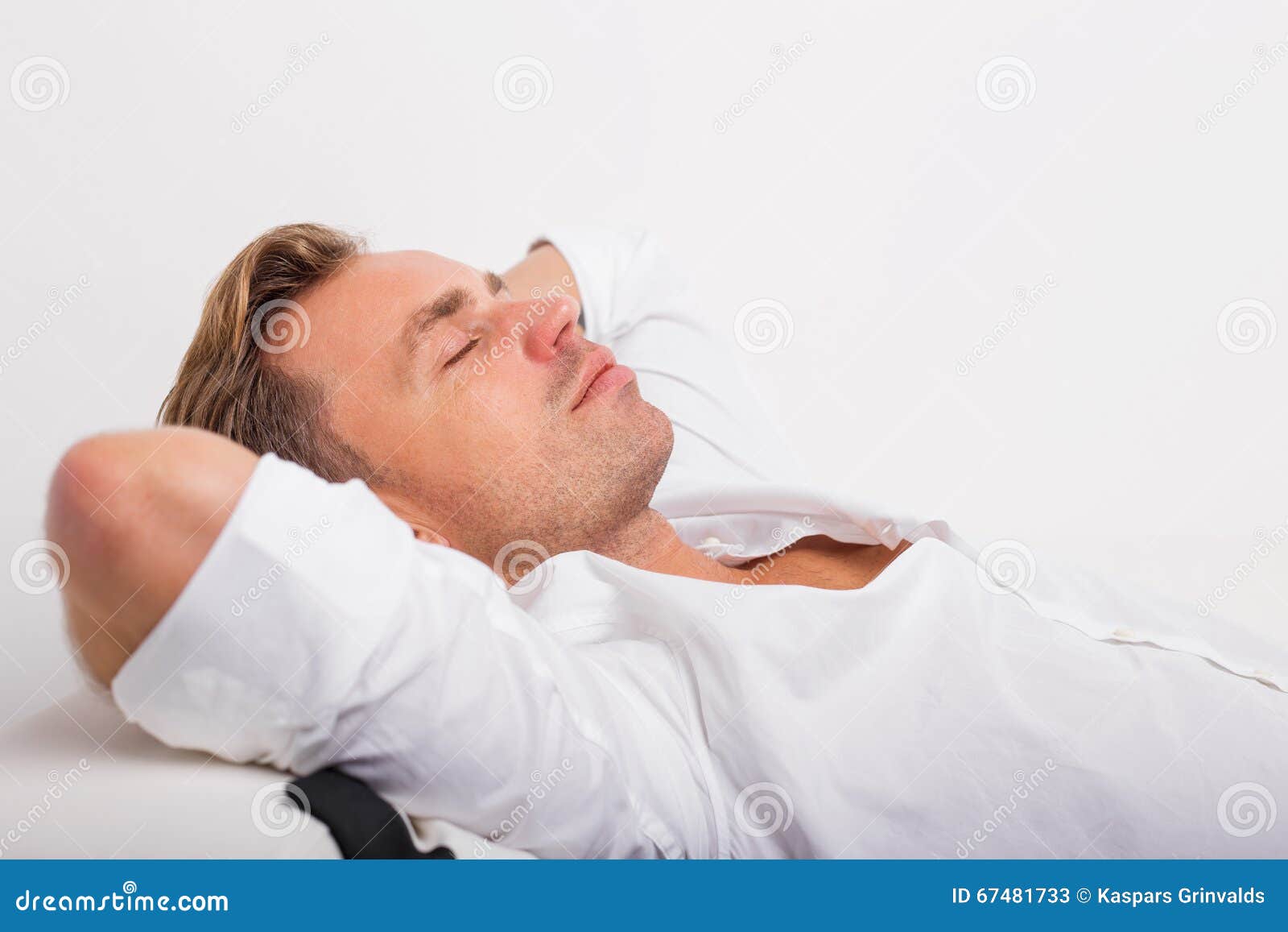 En mens die liggen rusten stock afbeelding. Image of achtergrond - 67481733