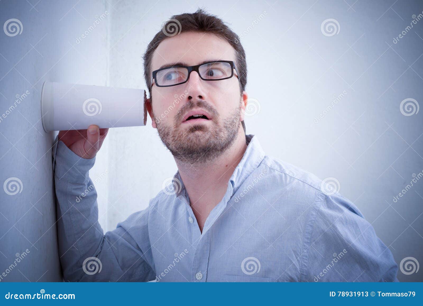 En Mens Die Spioneren Luisteren Stock Afbeelding - Image of mannetje ...