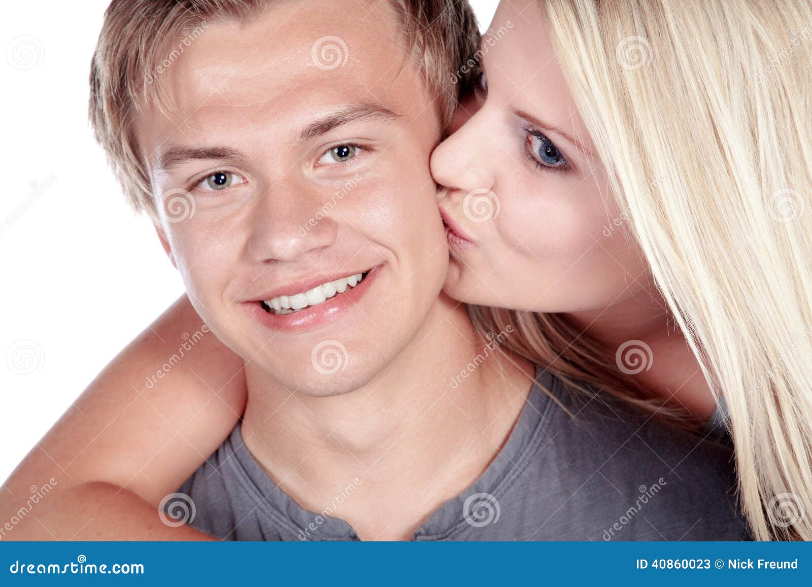 En paar die kussen lachen stock afbeelding. Image of jongen - 40860023