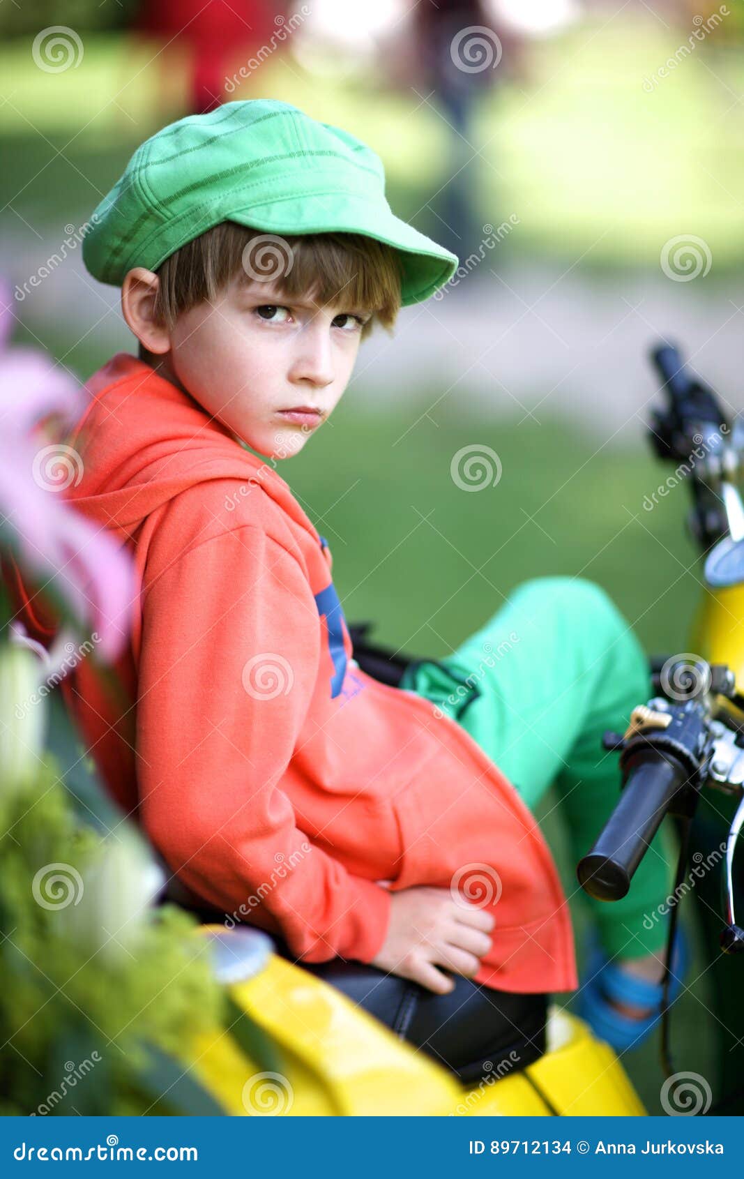 En pojke arkivfoto. Bild av modell, grön, gata, suddig - 89712134