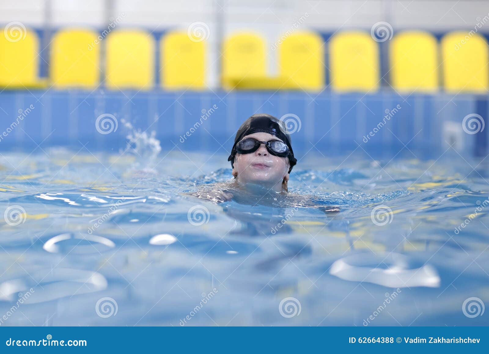 En pojke simmar arkivfoto. Bild av activatoren, lyckligt - 62664388