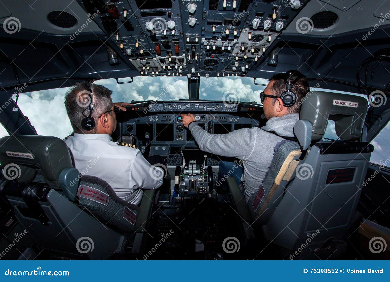 En Route Cockpit View 737-800 Editorial Photography - Image of bluesky ...