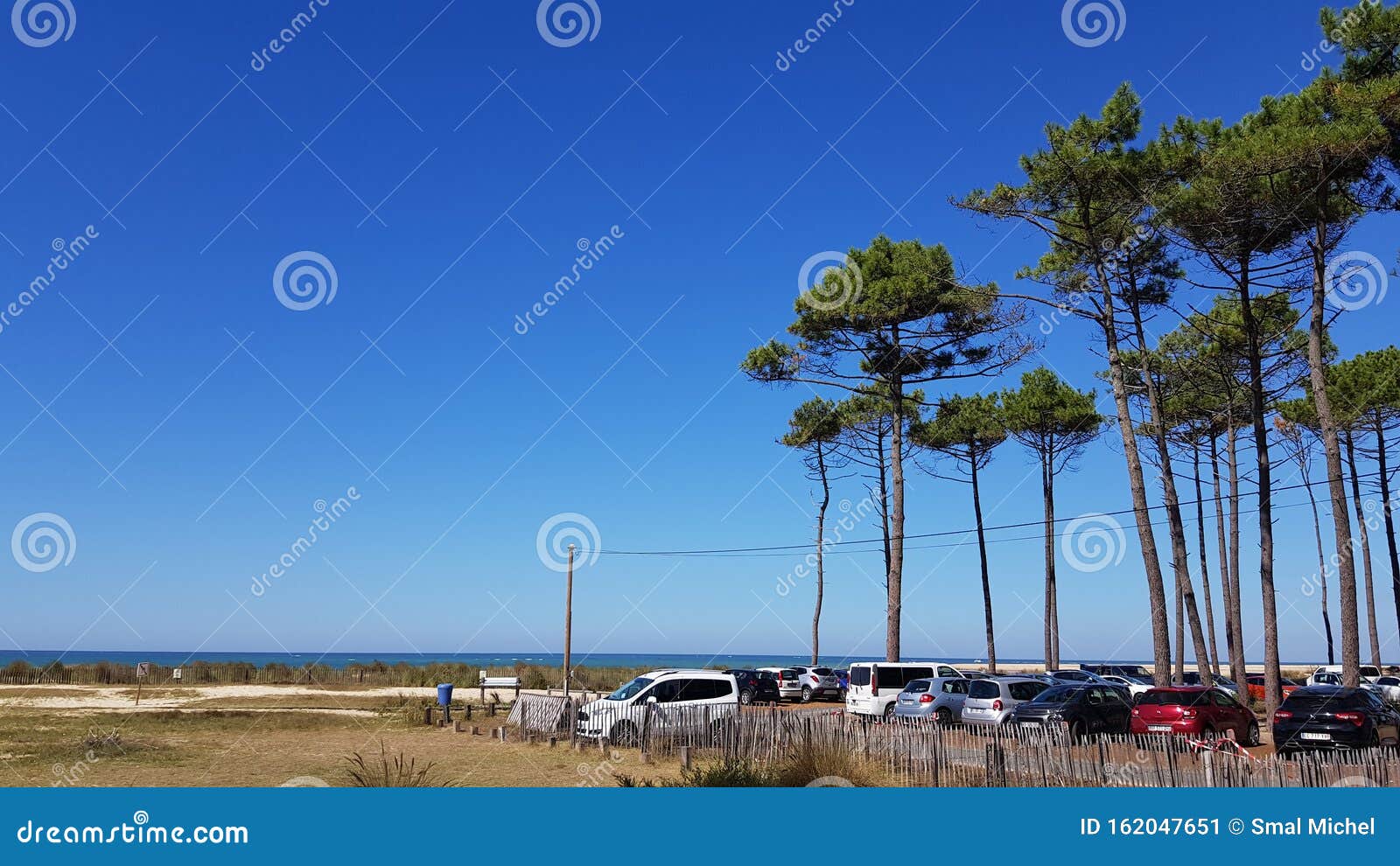 En route vers la plage editorial photo. Image of route - 162047651 En route vers la plage editorial photo. Image of route - 162047651