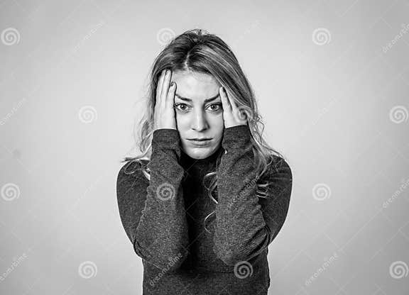 En Sorgsen Och Utmattad Kvinna Som Lider Av Depression Och ångest ... En Sorgsen Och Utmattad Kvinna Som Lider Av Depression Och ångest ...