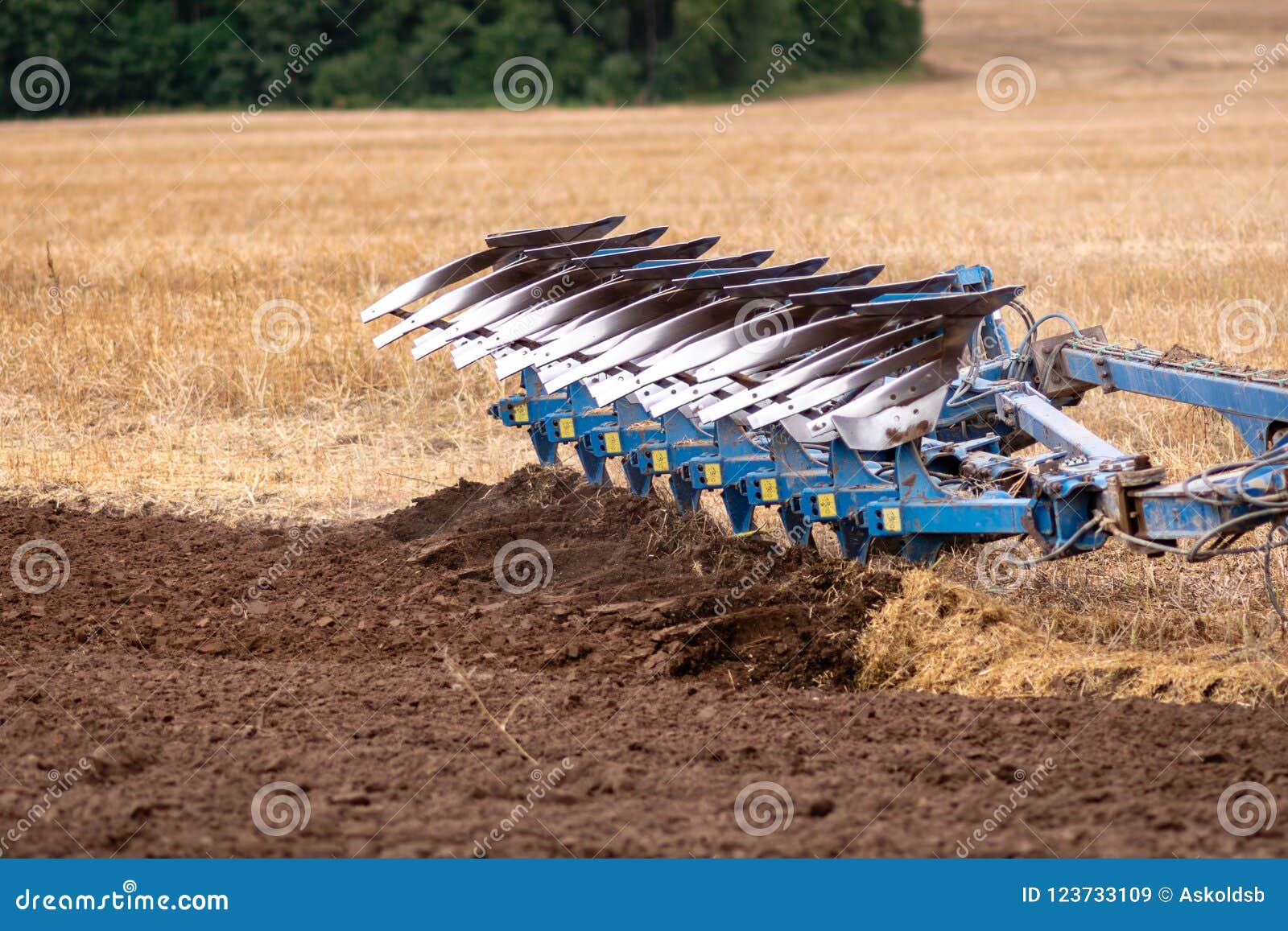 En Traktor Med En Plog Behandlar Jorden Fotografering för Bildbyråer ...