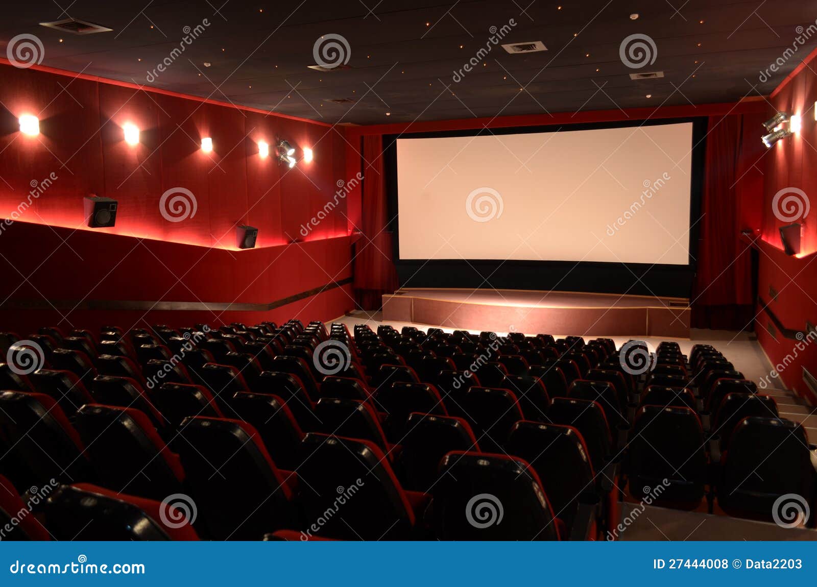 En un pasillo del cine foto de archivo. Imagen de rojo - 27444008