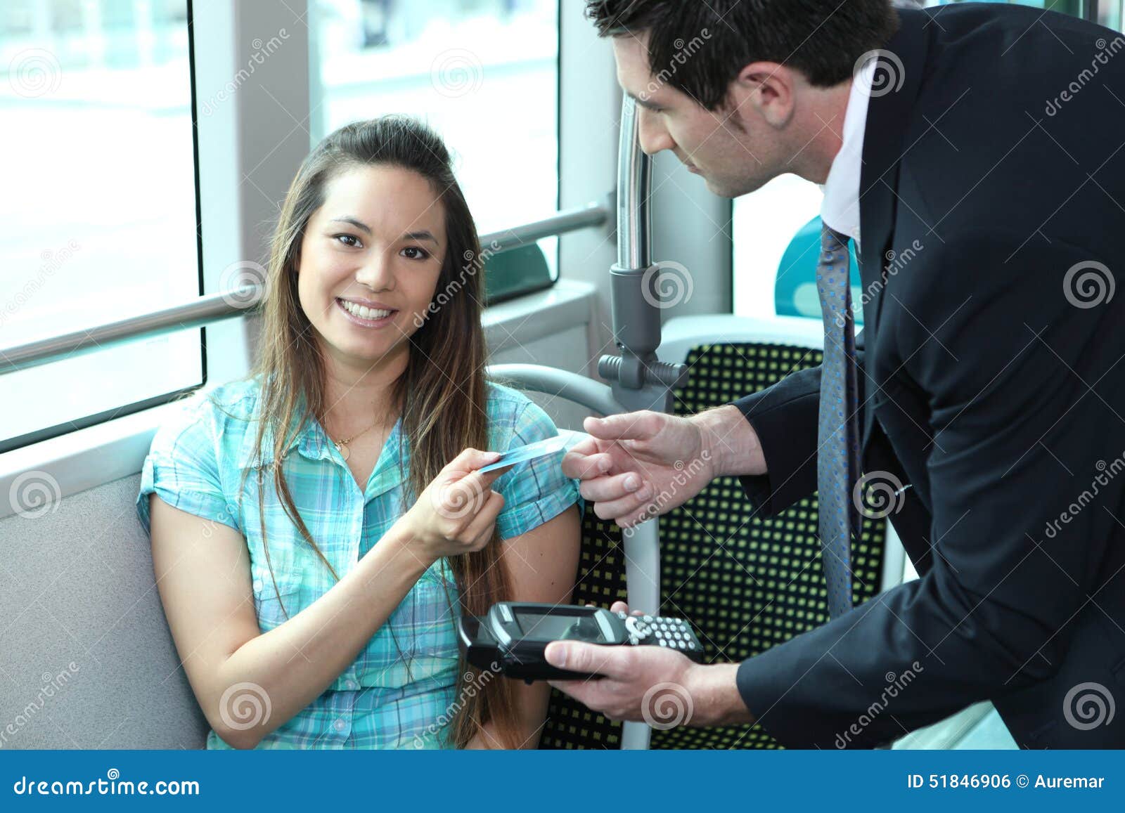 En Ung Kvinnlig Passagerare Arkivfoto - Bild av avkopplat, vuxna: 51846906