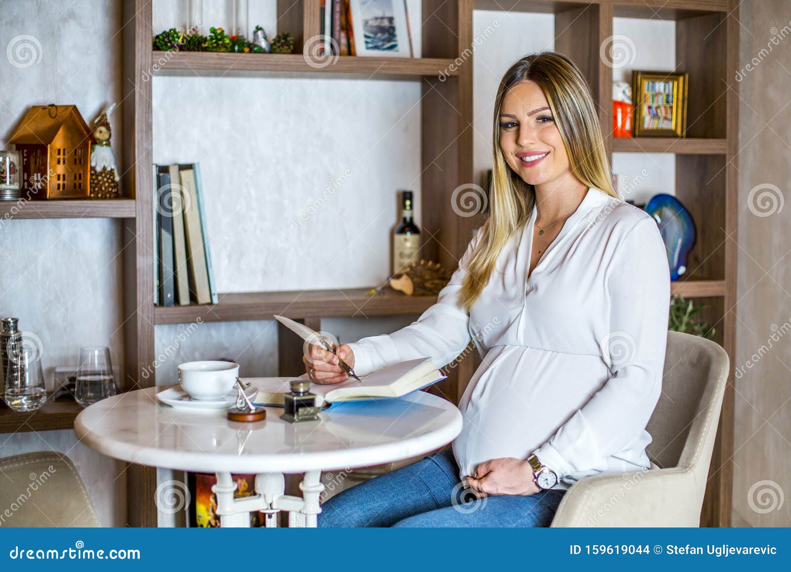 En Ung Vacker Gravid Flicka Som Skriver En Bok Arkivfoto - Bild av ... En Ung Vacker Gravid Flicka Som Skriver En Bok Arkivfoto - Bild av ...