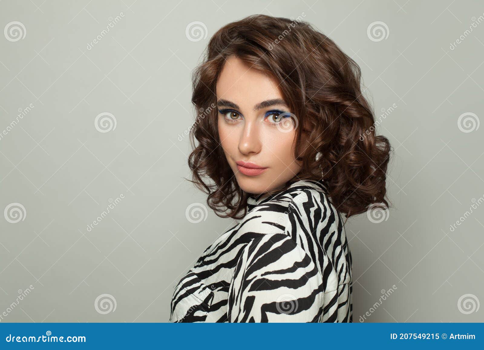 Encantadora Modelo De Moda Mujer Sobre Fondo Blanco Imagen de archivo ...