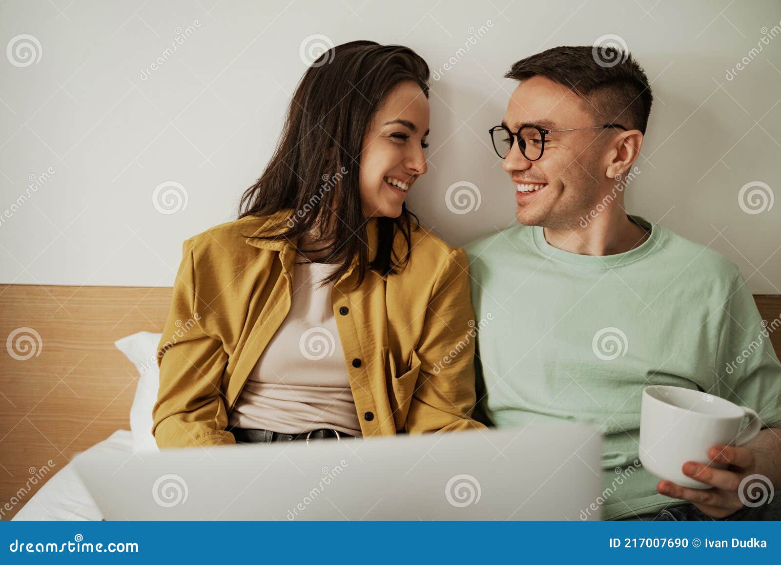 Encantadora Pareja Viendo Pelicula Con Sentimientos Romanticos Sentada