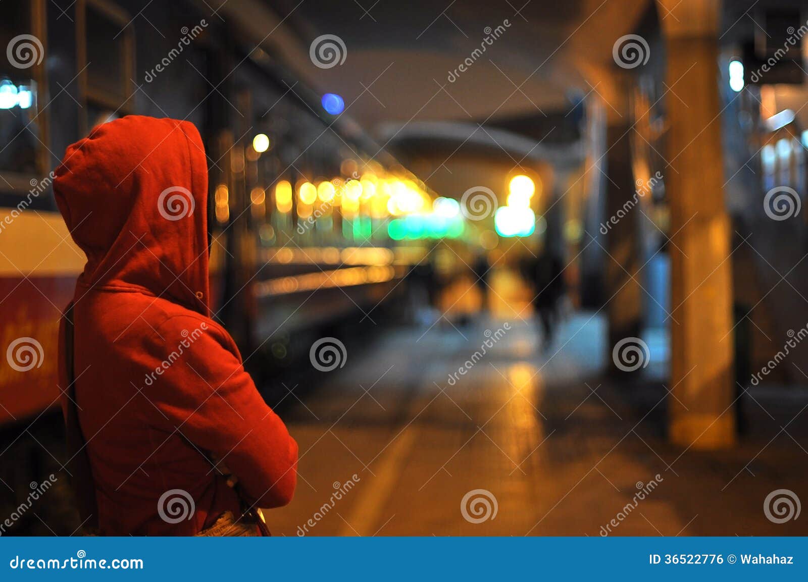 Encapuchado rojo foto de archivo. Imagen de casquillo - 36522776