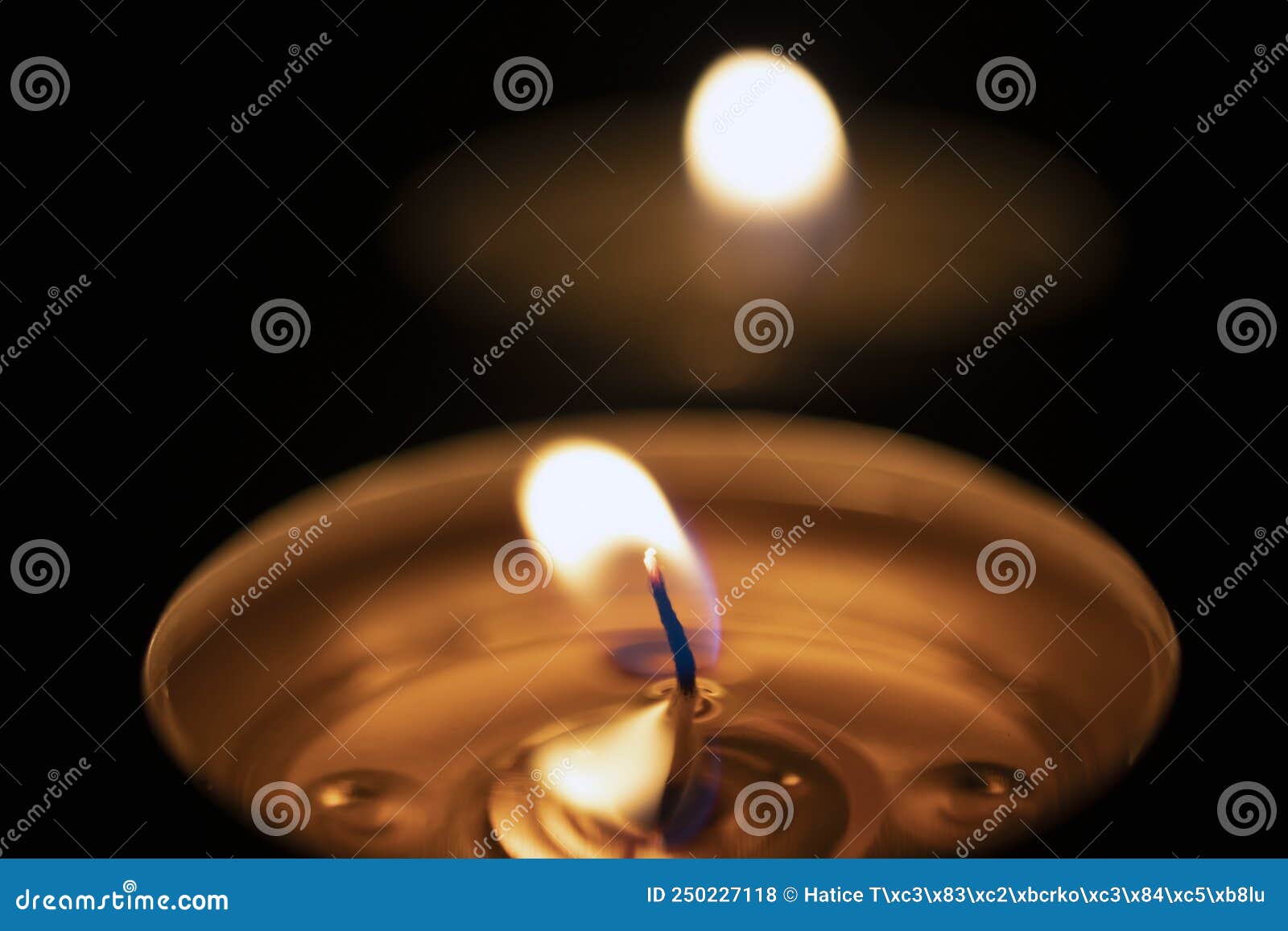 Encender Velas Encender Fondo Negro Foto de archivo - Imagen de ...