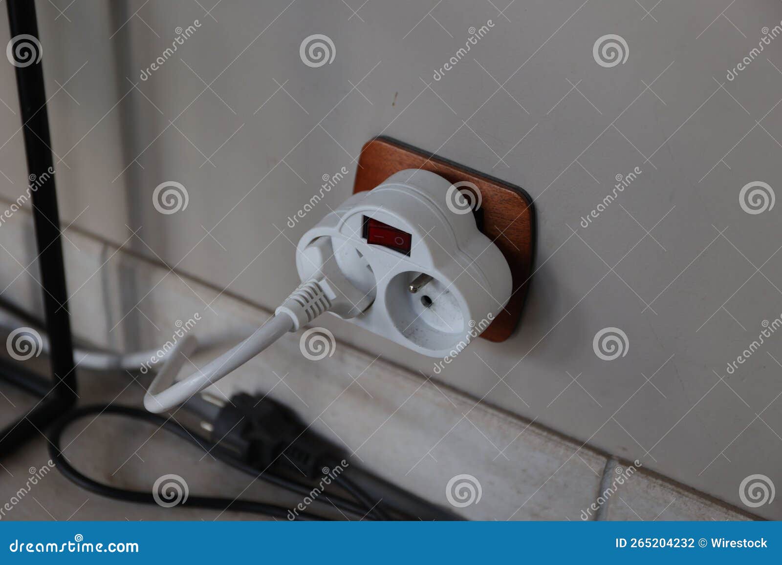 Enchufe Blanco En Una Pared Con Un Cable Enchufado Foto de archivo - Imagen de potencia, casa ...