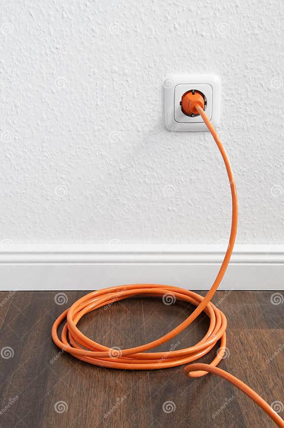 Enchufe Interior Con El Cable Enchufado Foto de archivo - Imagen de insertar, electricidad: 13071558