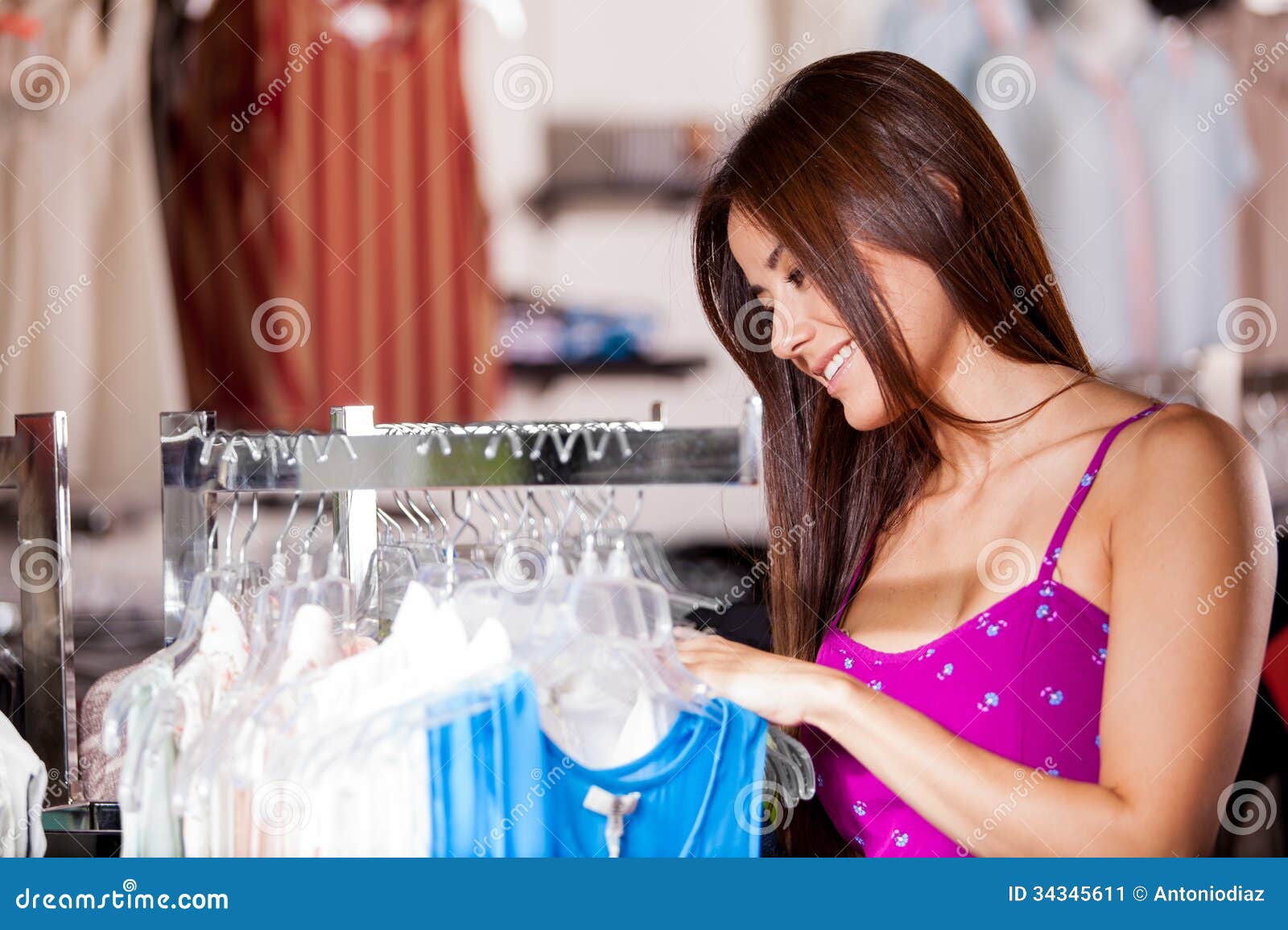 Encontrando Algo Agradable Llevar Imagen de archivo - Imagen de lindo ...