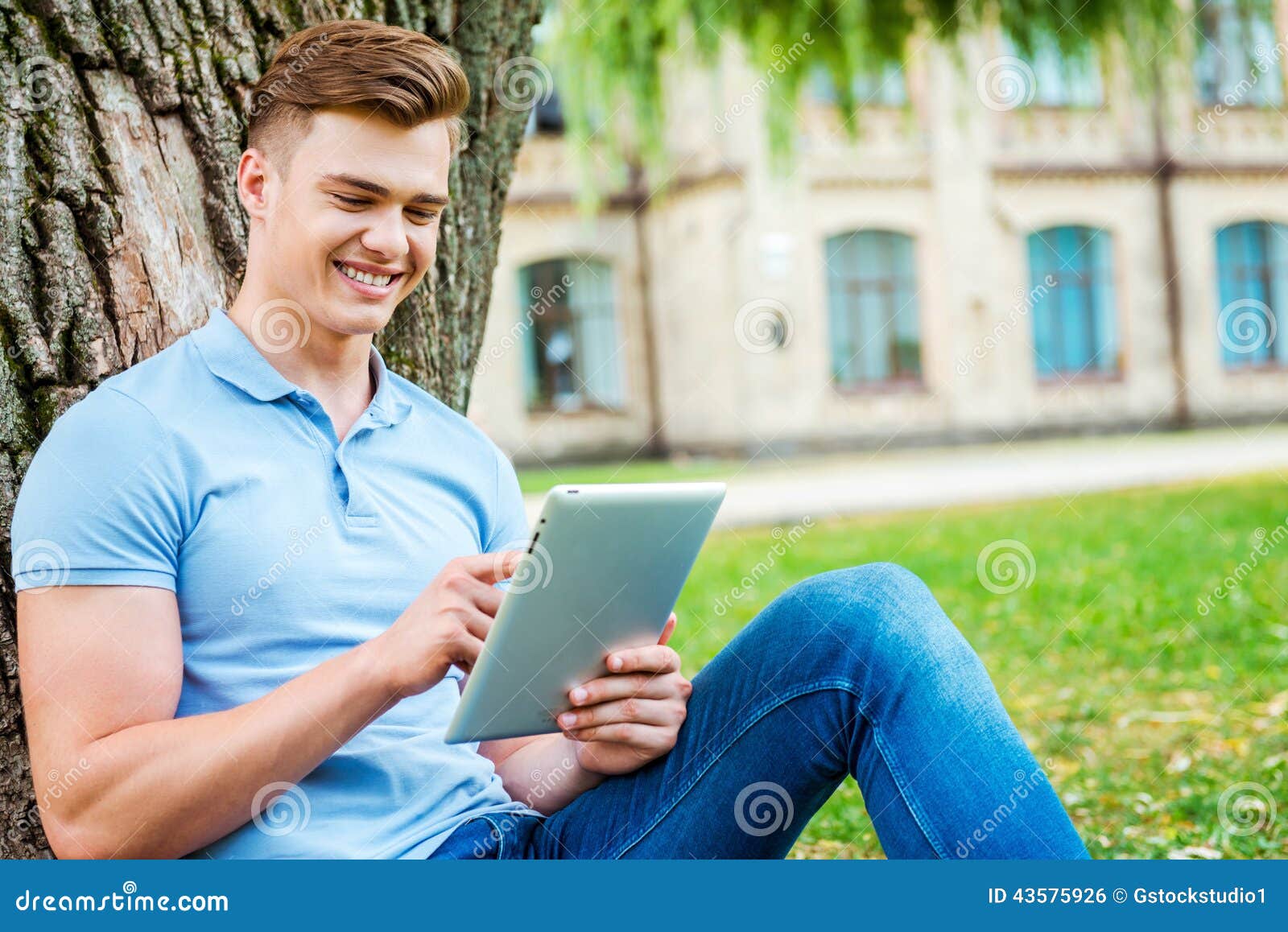 Encontrando Um Lugar Calmo Para Relaxe Foto de Stock - Imagem de homem ...