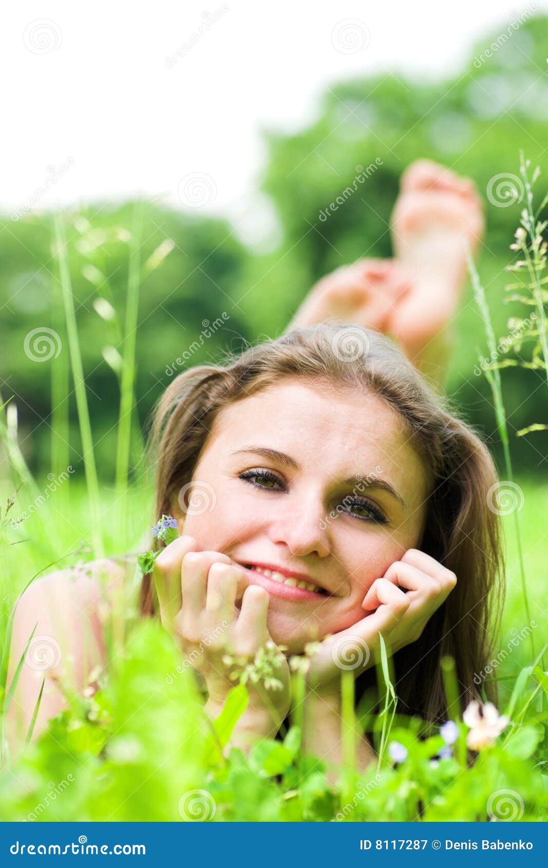 Endechas De La Muchacha En Hierba Imagen de archivo - Imagen de prado ...