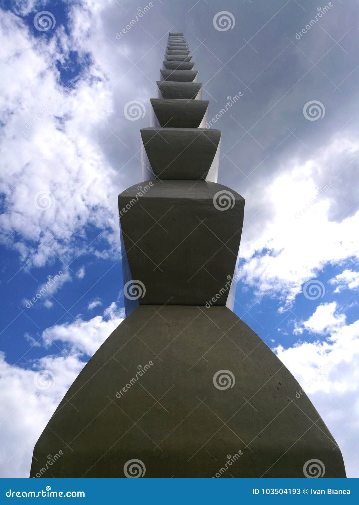Constantin Brancusi Endless Column Stock Image - Image of spire ...