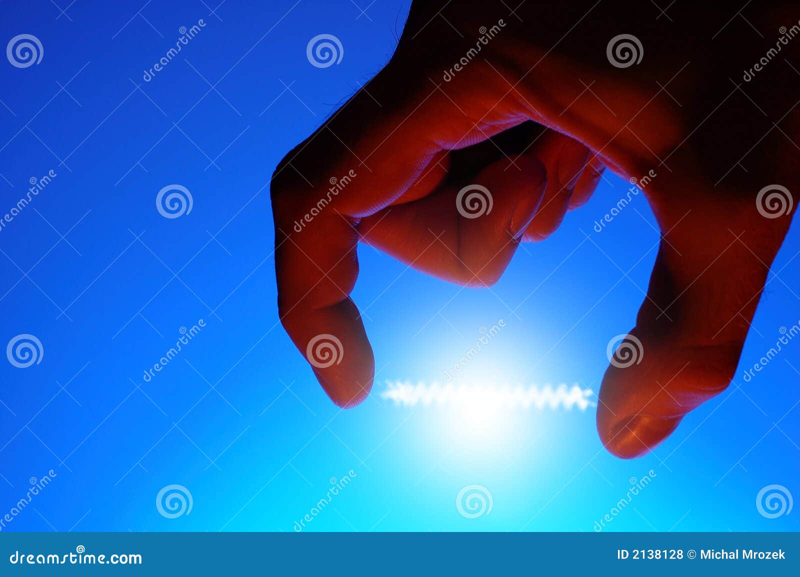 Energia Que Incandesce Entre Os Dedos Foto de Stock - Imagem de toque ...