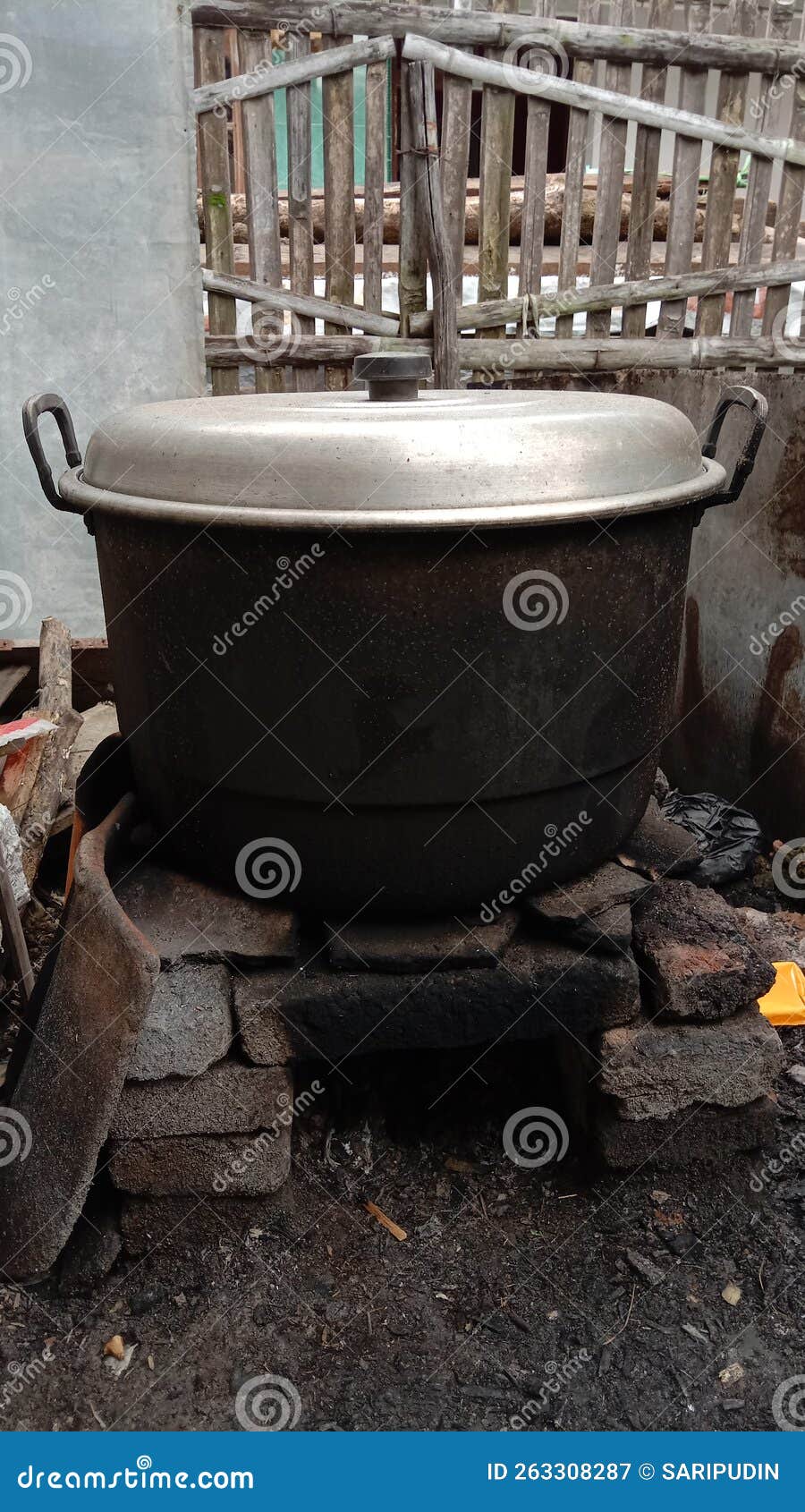 Energy-saving Traditional Cooking Tools Stock Image - Image of ...