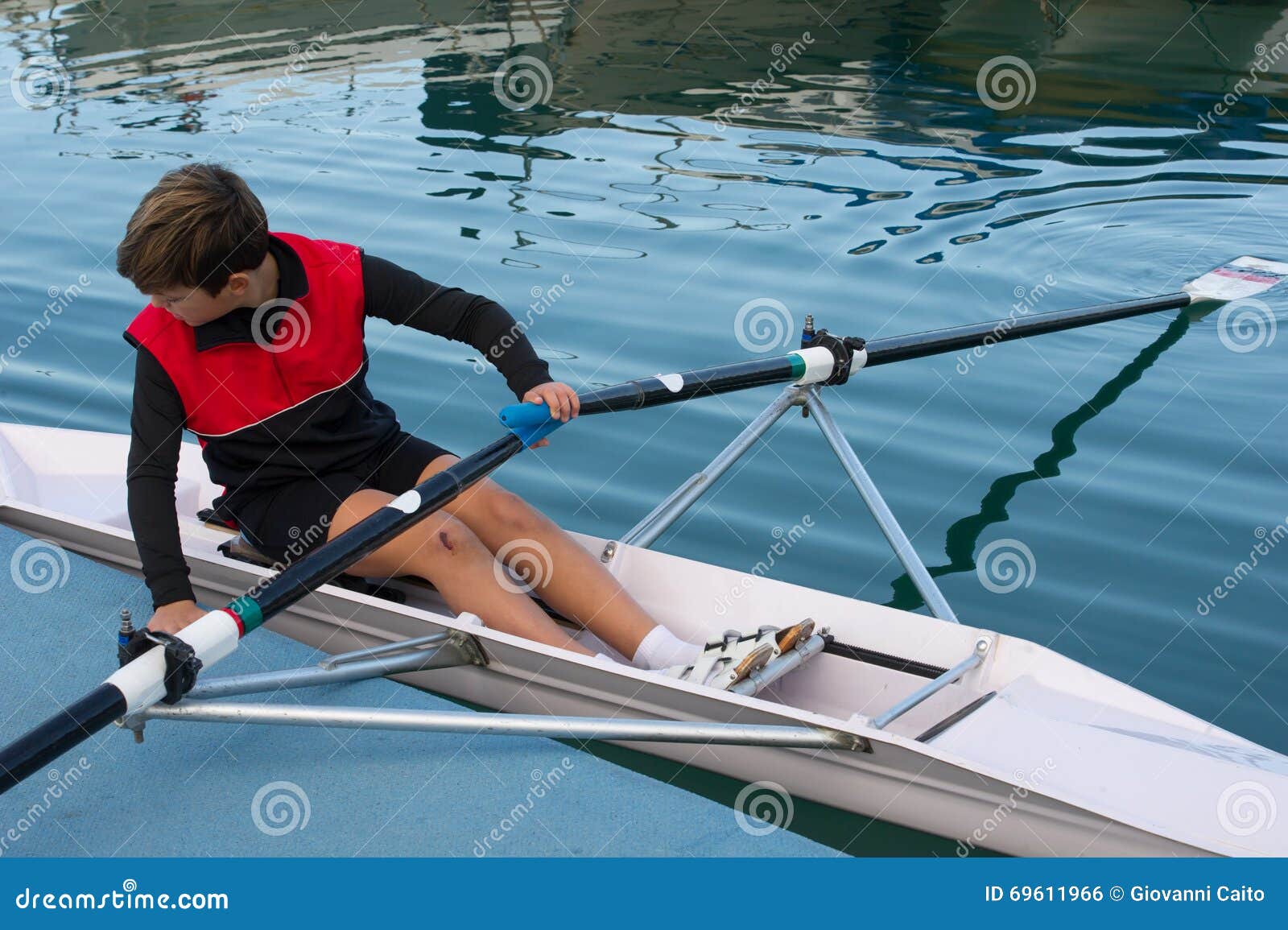 Enfant au cours de aviron photo stock. Image du école - 69611966