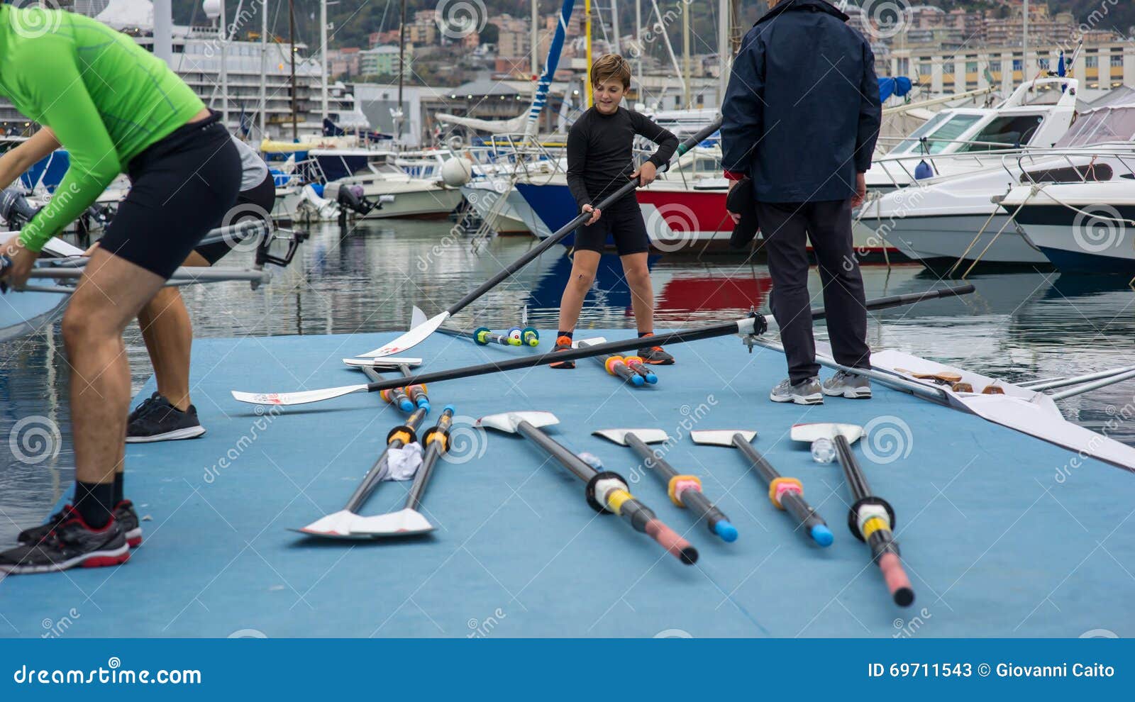 Enfant au cours de aviron image stock. Image du ramer - 69711543